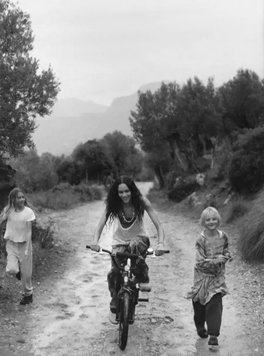 Binx Walton by Dan Martensen for British Vogue July 2023 - fashionotography