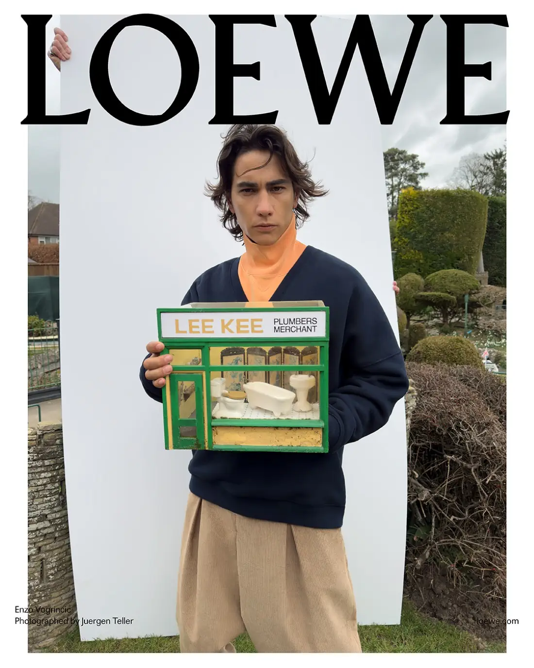 Loewe's Pre-Fall 2024 campaign: A playful exploration of scale and ...