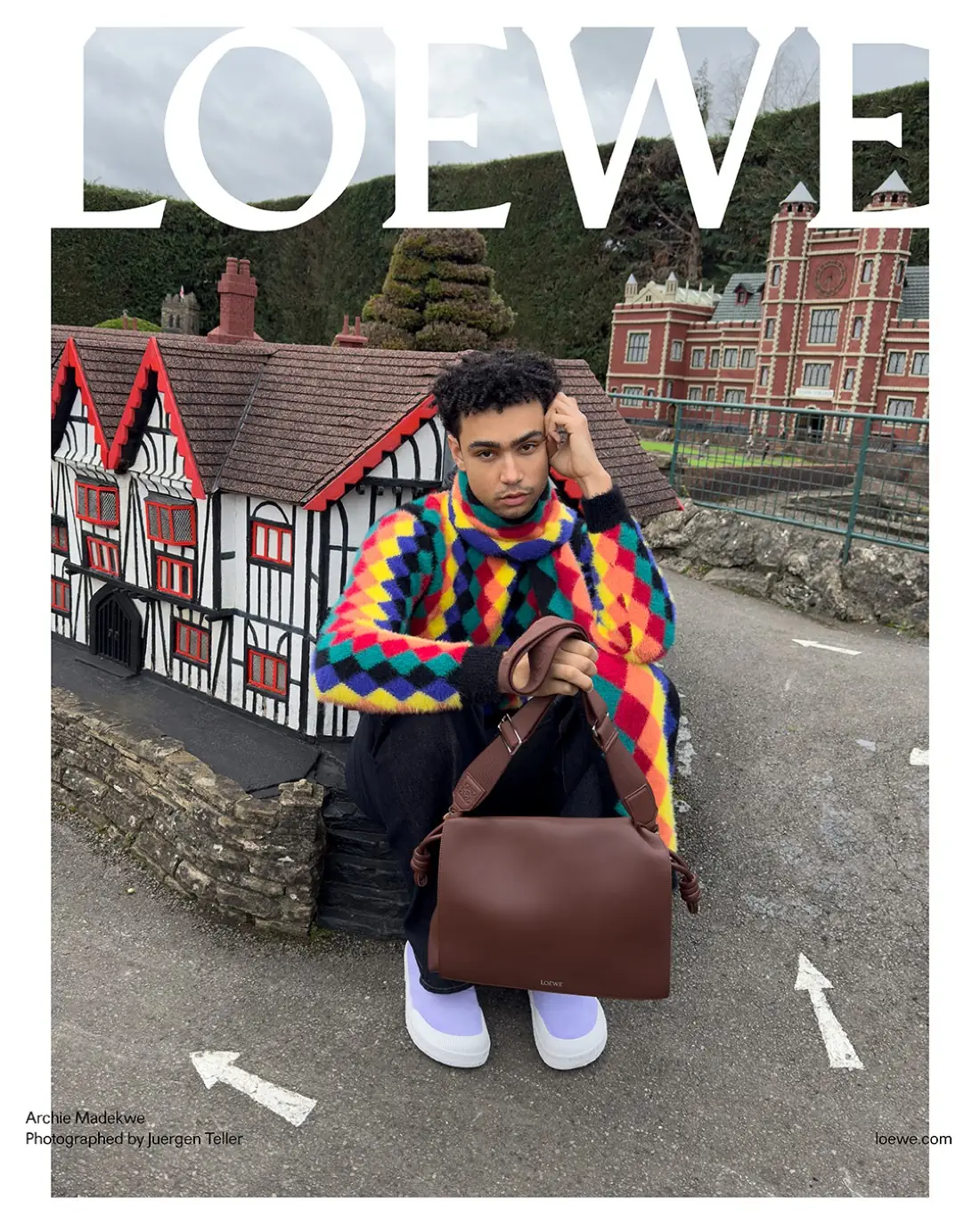 Loewe's Pre-Fall 2024 campaign: A playful exploration of scale and ...