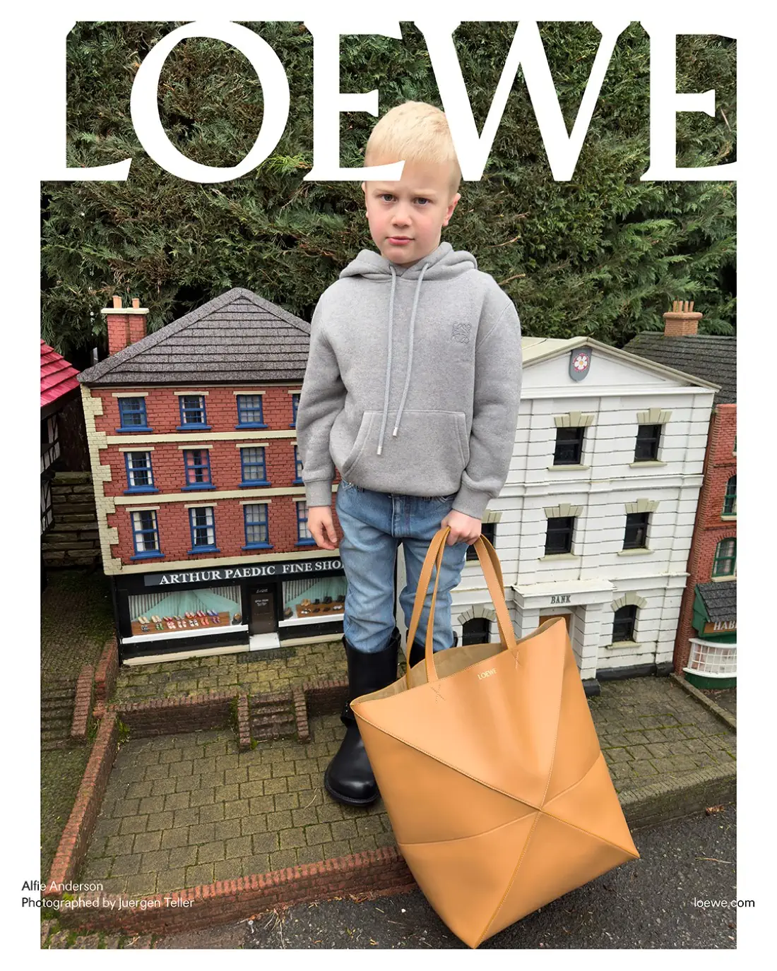 Loewe's Pre-Fall 2024 campaign: A playful exploration of scale and ...