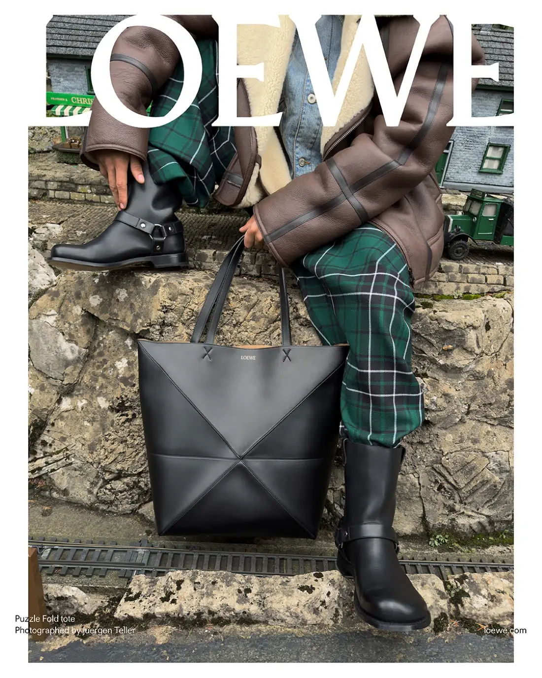 Loewe's Pre-Fall 2024 campaign: A playful exploration of scale and ...