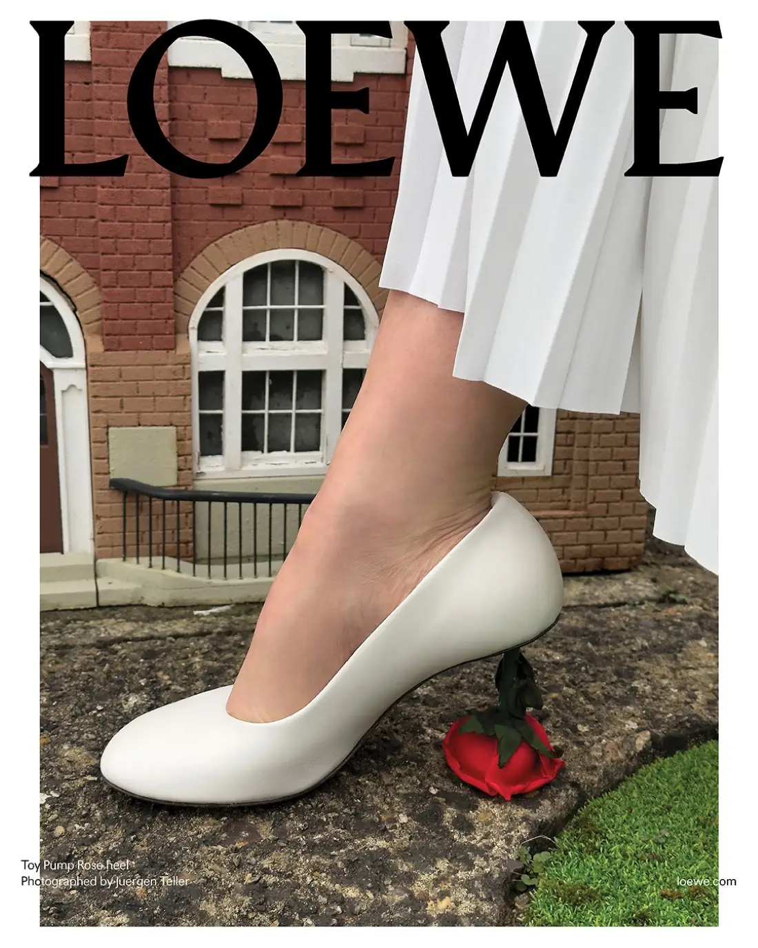 Loewe's Pre-Fall 2024 campaign: A playful exploration of scale and ...